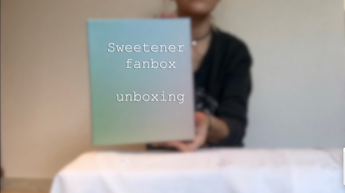 Sweetener Fanbox unboxing – Annies diary